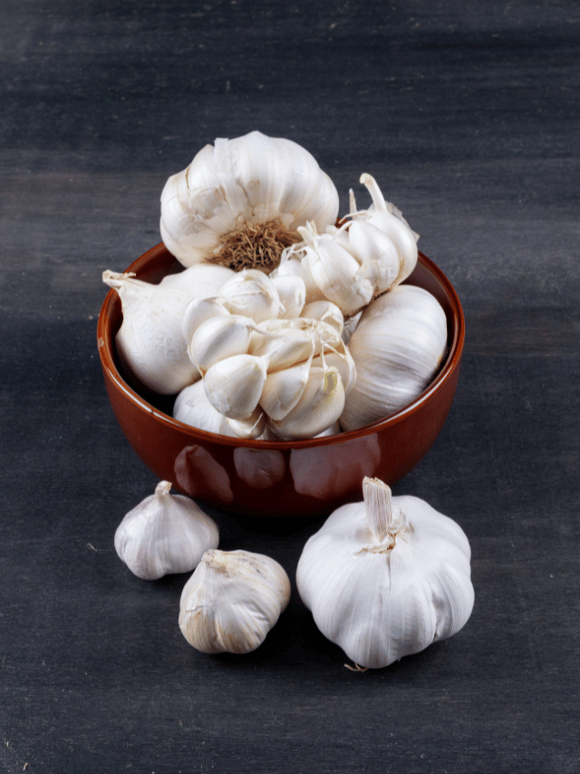 This Is What Happens When You Eat Garlic at Night